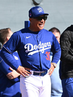 "로버츠 10년 계약해야 한다" ML 감독 저임금 시대, 무려 8000만 달러 '초파격 대우' 전망 - OSEN