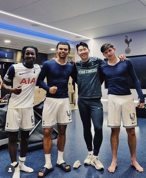 SON "자랑스럽다! 덕분에 특별한 밤" 골 넣은 토트넘 유스 3인방 '극찬'... 토트넘 UEL 16강 진출 성공! - OSEN