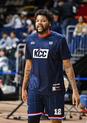 [사진] 첫 경기 선보이는 KCC 도노반 스미스 - OSEN