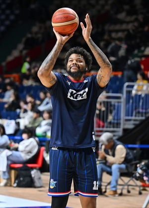 [사진] 첫 경기 선보이는 KCC 도노반 스미스 - OSEN