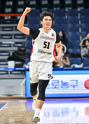 '한승희 22점 커리어 하이!' 정관장, KCC 꺾고 5연승 질주...6강 PO 불씨 지폈다 - OSEN