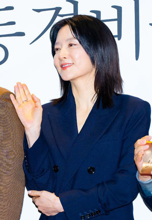 [사진]이영애,'손 인사도 단아하게' - OSEN