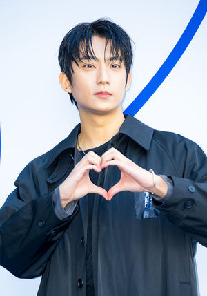 [사진]B1A4 공찬,'잘생김 뽐내며 하트' - OSEN