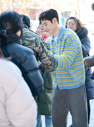 [사진]이제훈, '라디오 출근길에서 미니 팬미팅' - OSEN