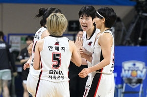 ‘4쿼터 4점 넣고도 승리’ BNK, 졸전 끝에 우리은행 잡고 공동 선두 복귀 - OSEN