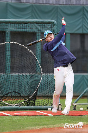 KBO 44년 역사에 단 7명…토종 우타 중견수 20홈런, '벌크업+성담장 철거' 윤동희가 도전한다 - OSEN