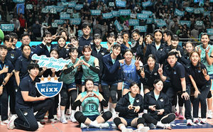 [사진]팬들과 기념촬영하는 GS칼텍스 - OSEN