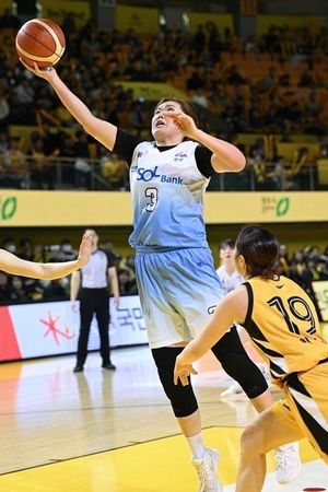 '4위 싸움' 신한은행, KB와 봄농구 향한 멸망전서 웃었다 - OSEN