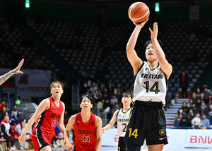 [사진] 패스 받은 송하윤, 당혹스러운 BNK 수비 - OSEN