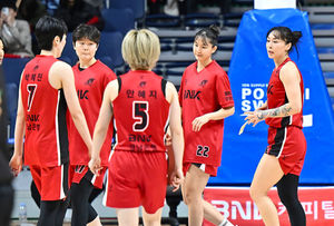 [사진] 연장 승부에 패한 BNK 썸, 아쉬움 남는 선수들 - OSEN