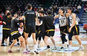 [사진] 짜릿한 연장 승리 기쁨 나누는 KB스타즈 강이슬과 선수들 - OSEN