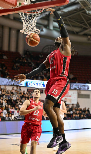 ‘27점 대폭발’ 버튼, 친정팀 KCC에 비수 꽂았다…정관장 6강 희망 살려 - OSEN