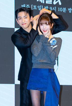 [사진]박진영,'노정의에게 리본 하트' - OSEN