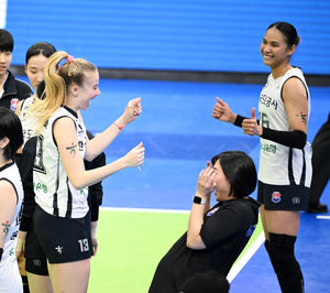 [사진]니콜로바-타나차,승리에 신난다 - OSEN