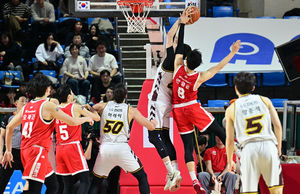 [사진]최진수 손목 건드리는 안영준 - OSEN