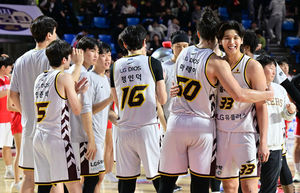 [사진]승리 기뻐하는 LG - OSEN