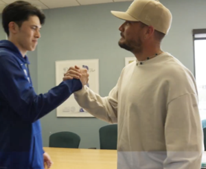 등번호 11번 양보받은 사사키, 로하스에게 사케와 술잔 선물 “WS 우승-커쇼 노히터 기념주와 함께 보관하겠다” - OSEN