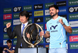 [사진]대구 FC 박창현 감독-세징야, 파이팅 - OSEN