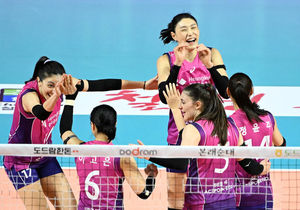 ‘김연경 19득점 활약’ 선두 흥국생명, 최하위 GS칼텍스 잡고 8연승 질주…2위 정관장과 승점 14점차 [인천 리뷰] - OSEN