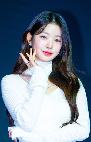 아이브, 은행 모델만 두 명…장원영 대체불가 'MZ 대표 아이콘' - OSEN