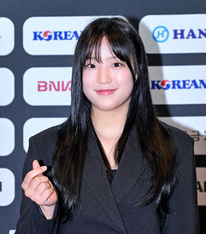 [사진]신유빈, 빛나는 MVP 미소 - OSEN