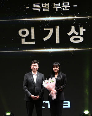 [사진]'삐약이' 신유빈, KTTA 어워즈 인기상 - OSEN