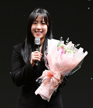 [사진]신유빈, KTTA 어워즈 MVP-인기상 수상 - OSEN