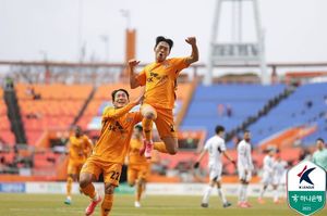 제주 SK, 시작부터 웃었다! '린가드 골대' FC서울 2-0 격파...'05년생' 김준하 데뷔전 데뷔골 폭발 - OSEN