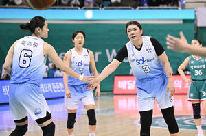 'KB 나와!' 신한은행, 하나은행 잡고 공동 4위→PO 희망 살렸다...리카 22점 '더블더블' 맹활약 - OSEN