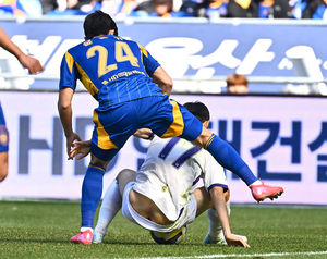 [사진] FC안양 강지훈, 앗! 민망해 - OSEN