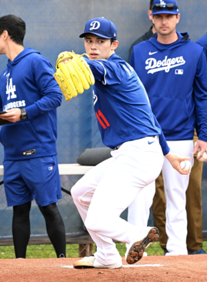 "이런 스플리터 본 적 없다" 낙차가 얼마나 크길래, 사사키 마구로 ML 정복하려나 - OSEN