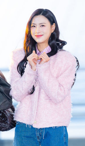 [사진]에이핑크 오하영,'막내의 깜찍한 손하트' - OSEN