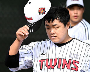 52억 보장 FA 마무리 발목 부상, 염경엽 "잘하면 개막전 가능", 안되면 156km 신인이 후보 1순위라니 - OSEN