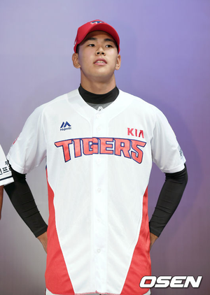 6년째 데뷔 NO, 2군 ERA 12.56 잊혀진 195cm 1라운더...깜짝 150km 뿌리며 1군 캠프행, KIA 복권되려나 - OSEN