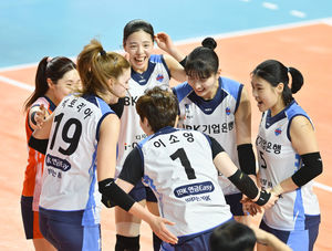 [사진]이소영 득점 기뻐하는 IBK기업은행,'운까지 따라와주네' - OSEN