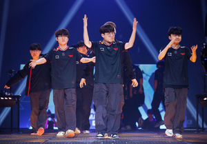 [마스터스 방콕] 韓 T1, 디알엑스 꺾고 끝장승부 생존...PO에서 '월즈 챔프' 中 EDG와 격돌 - OSEN