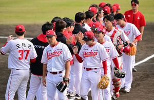 [사진]승리 기뻐하는 SSG - OSEN