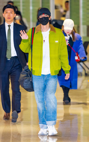 [사진]BTS 진,'반갑게 귀국길 인사' - OSEN