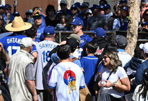 ‘1000명 대 21명’ 성적과 인기 모두 대조적이네! 다저스와 화이트삭스의 명암 - OSEN