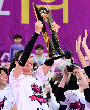 [사진]김연경, 내 손에 트로피 - OSEN