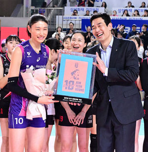 [사진]고희진 감독,'김연경에 정관장 선물 전달' - OSEN