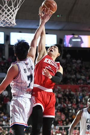 '안영준-워니 나란히 21점' SK, KCC 제압하고 선두 굳히기...KT는 현대모비스에 승리 - OSEN