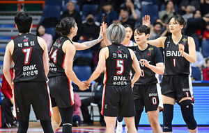 [사진] 우리가 앞서간다, 리드늘린 BNK 선수들 - OSEN