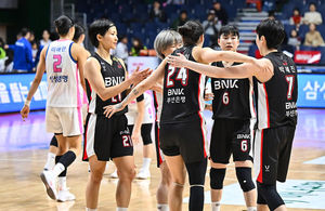 [사진] 부산 BNK, 66-57로 삼성생명 누르고 플레이오프 1차전 승리 - OSEN
