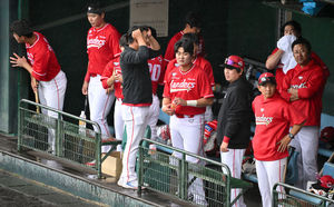 [사진]내리는 비 바라보는 SSG - OSEN