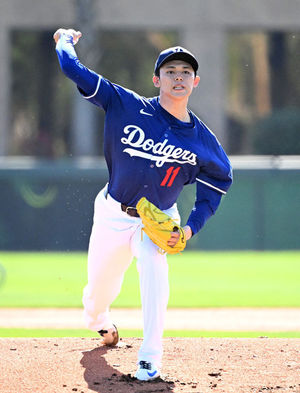 괜히 괴물이 아니다! ML 데뷔전 160km 슝!...사사키, 3이닝 KKKKK 무실점 호투 - OSEN