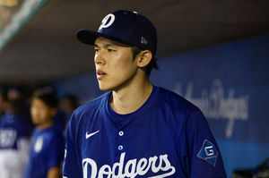 "지금까지 투구 중 최고, 완벽했고 환상적이었다"…'160km' 사사키 전력투구, 로버츠 완전 대만족 - OSEN