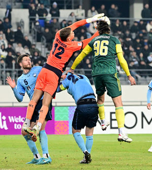 [사진]콤파뇨 헤더 차단하는 시드니FC - OSEN