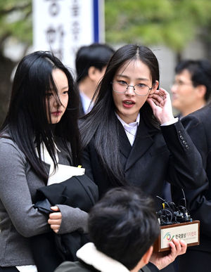 [사진]뉴진스(NJZ) 민지, '어도어 가처분 신청' 첫 심문기일 마치고 입장 전하며 - OSEN