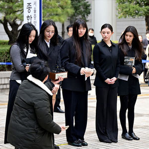 [사진]'어도어 가처분 신청' 첫 심문기일 마치고 입장 전하는 뉴진스(NJZ) - OSEN